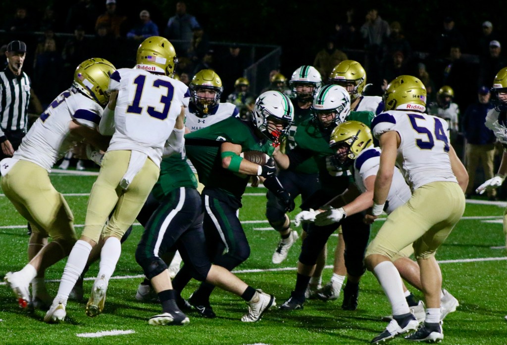 Estacada senior Blake Barger gets four TDs in playoff opening win | The ...