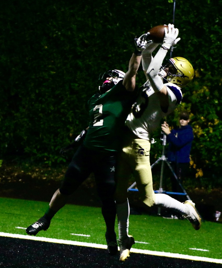 Estacada senior Blake Barger gets four TDs in playoff opening win | The ...